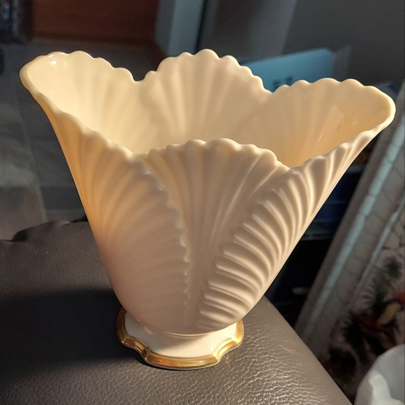 Design | Lenox Gold Trimmed Base Vase | Poshmark